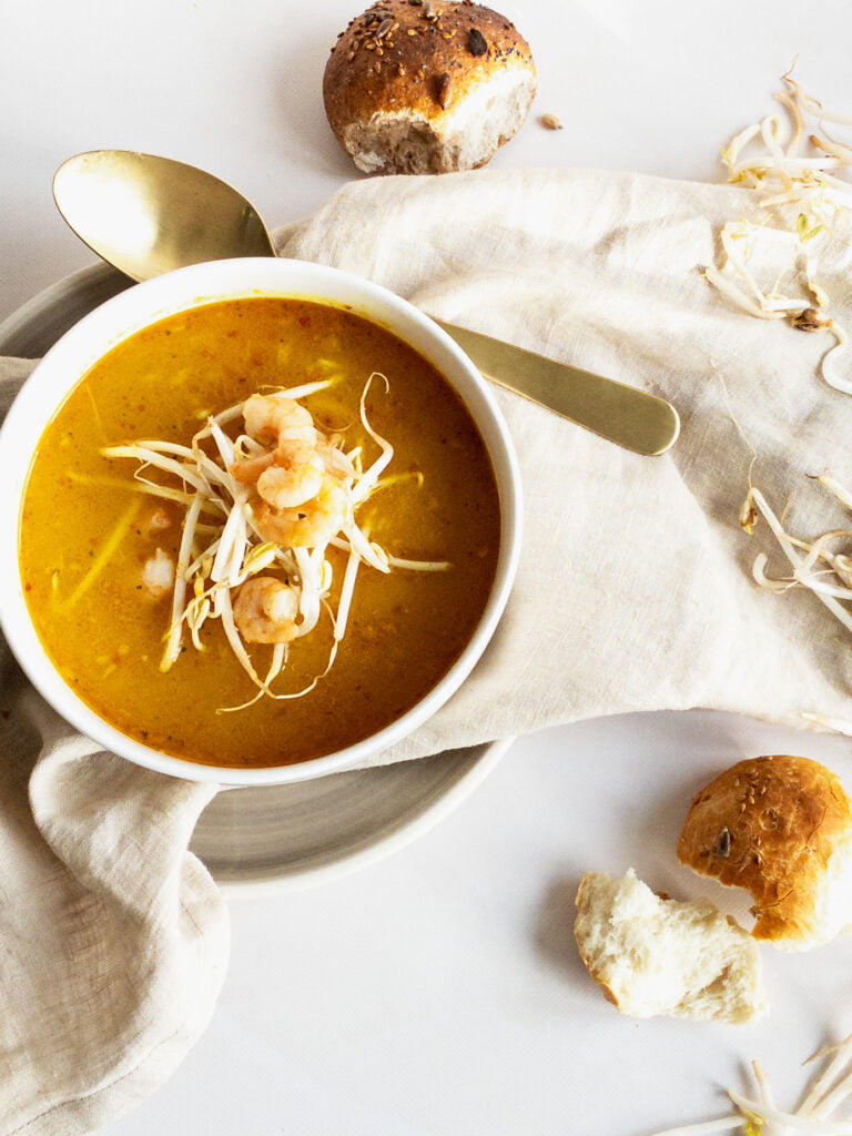 Pittige kerriesoep met garnalen - Gezellige recepten